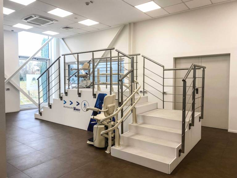 Montacarichi industriali: costo, dimensioni, normative per l'installazione